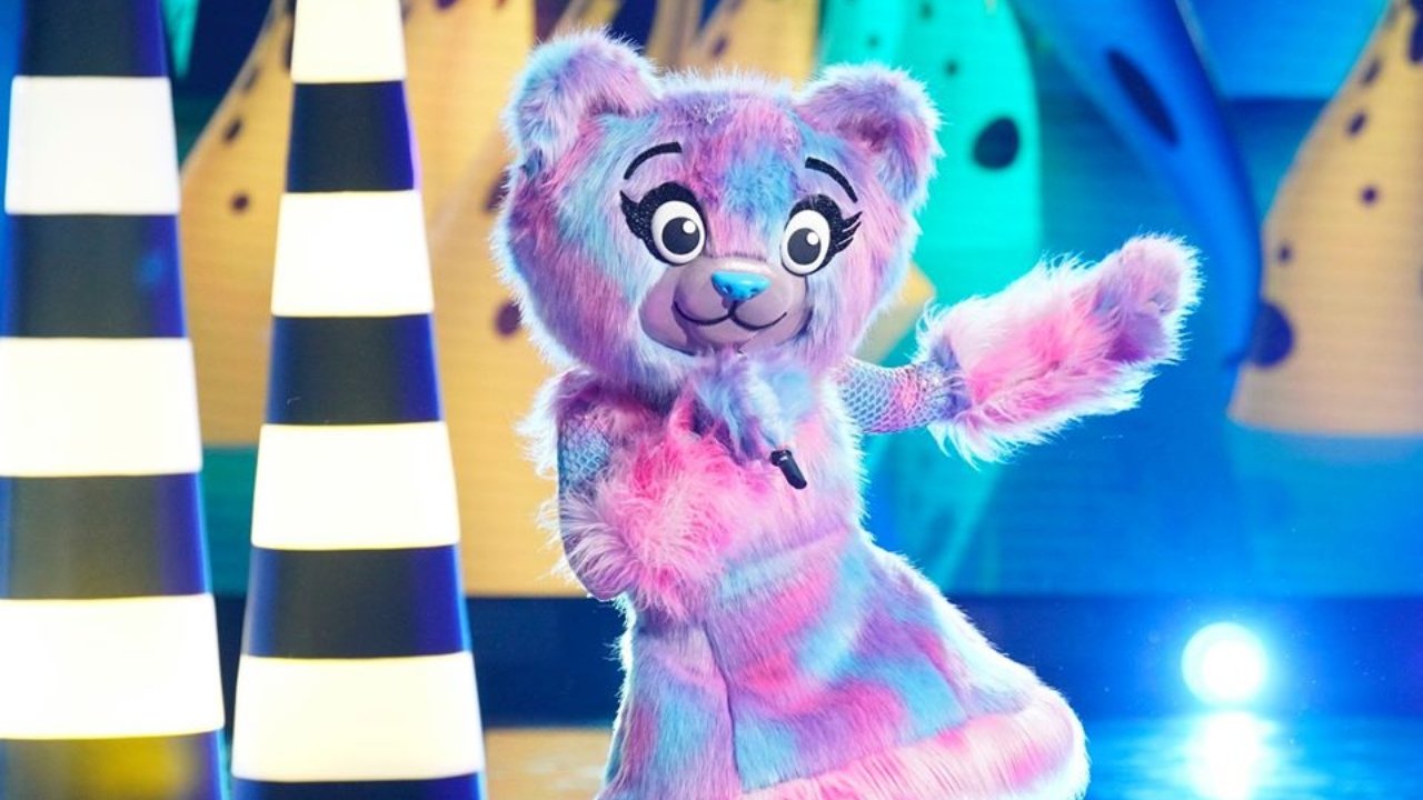Judges Guess Candace Cameron Bure Is The Bear on MASKED SINGER - But ...
